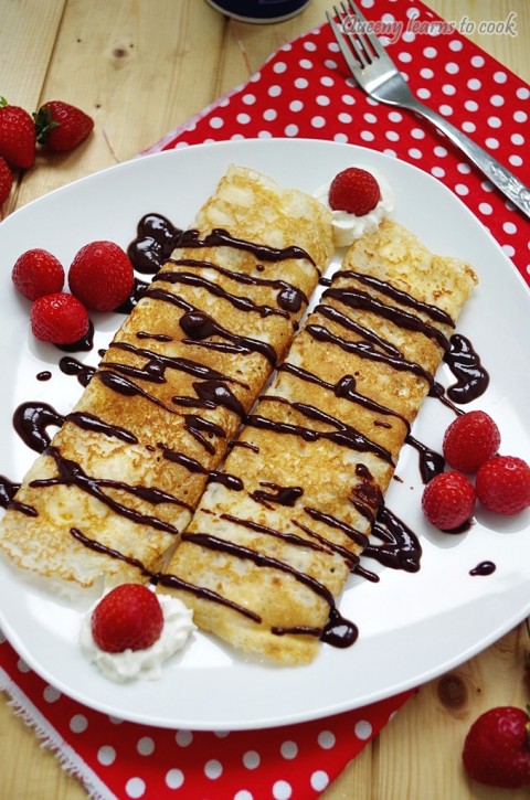 Cách thực hiện món Bánh crepe kem dâu tươi sốt chocolate - Webnhom